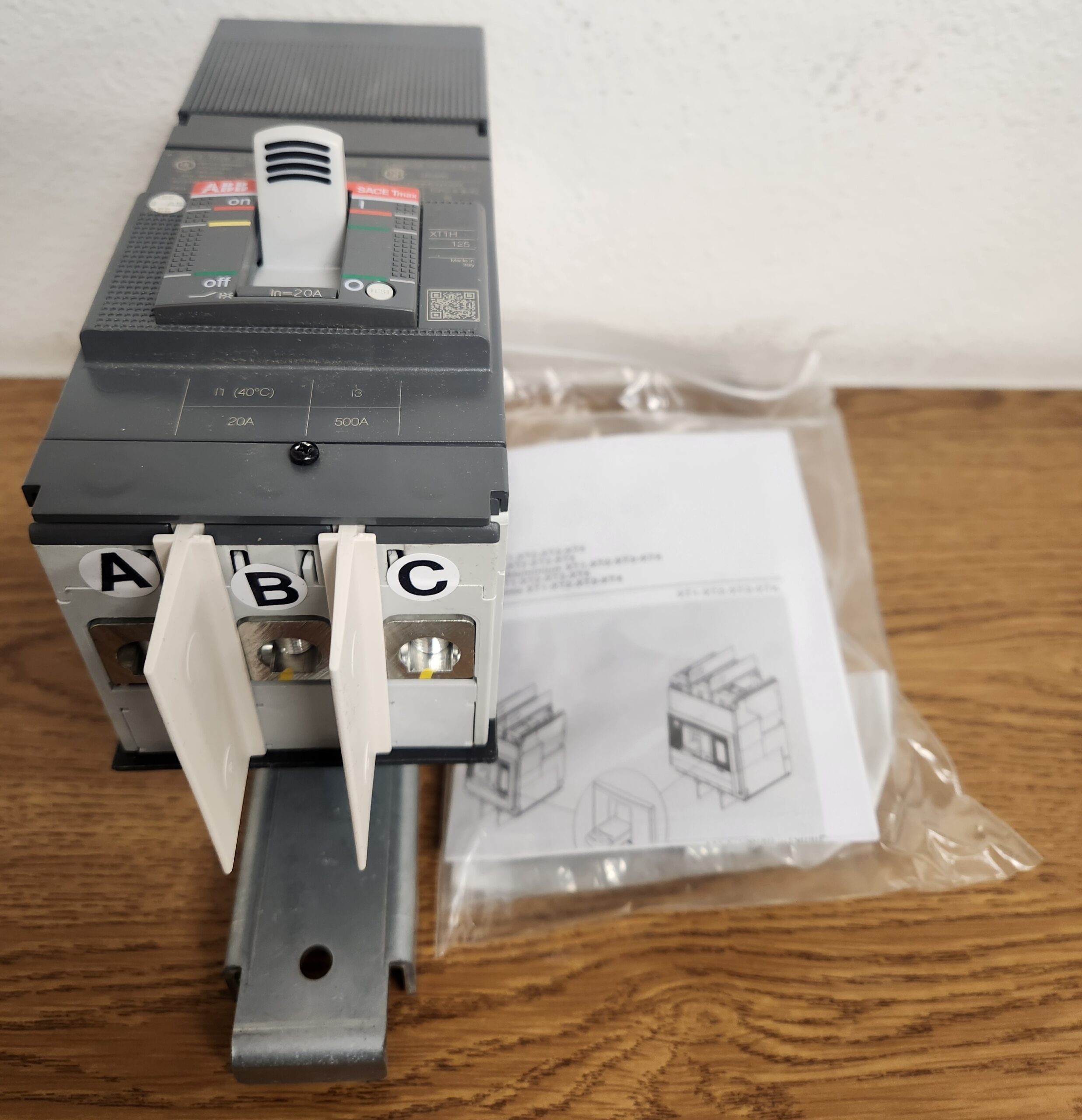 XT1HU3020AYD000XXX – ABB NEXT PLUG IN MOLDED CASE CIRCUIT BREAKER 3POLE ...